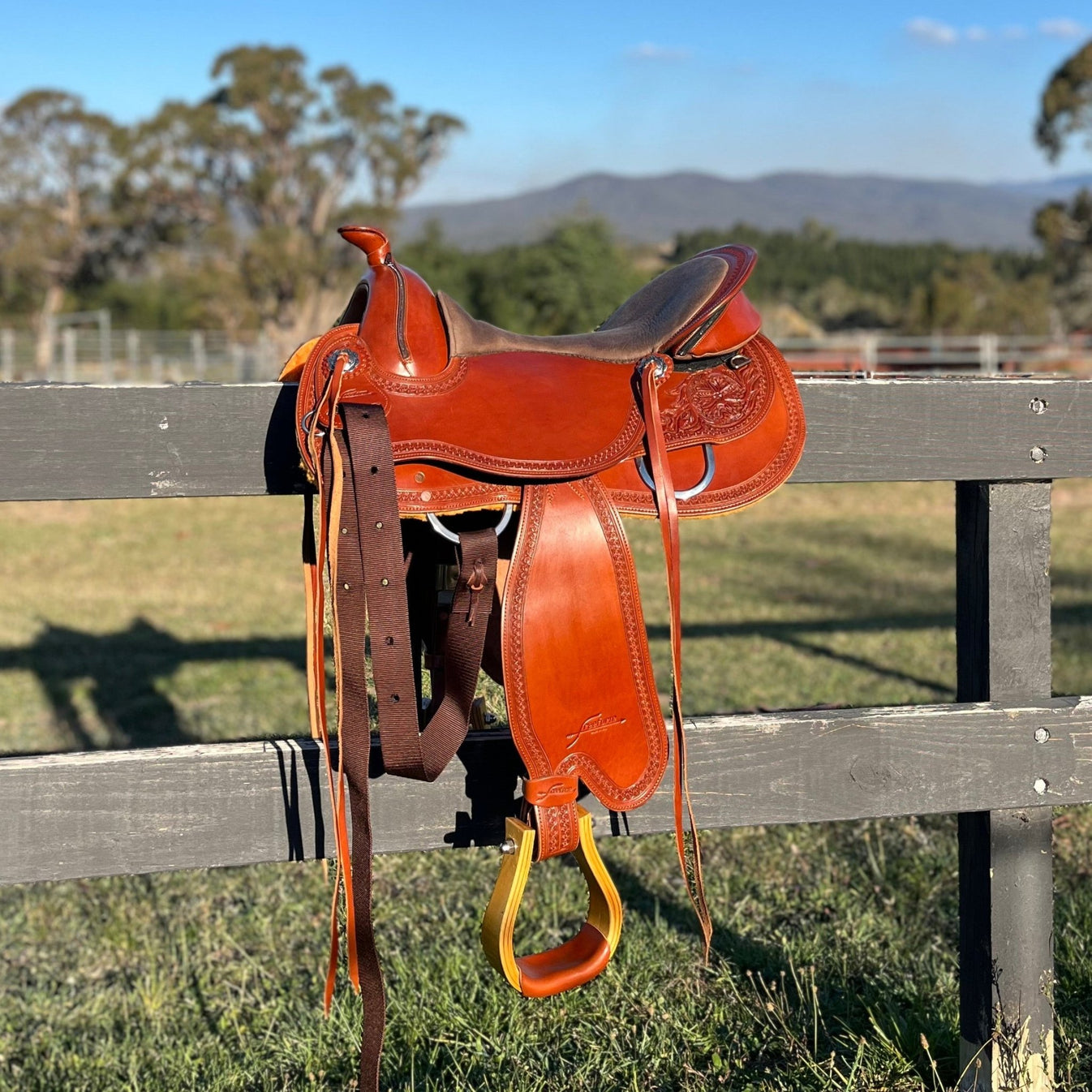 Extra Wide Freeform Western Treeless Saddle – Freeform Saddles